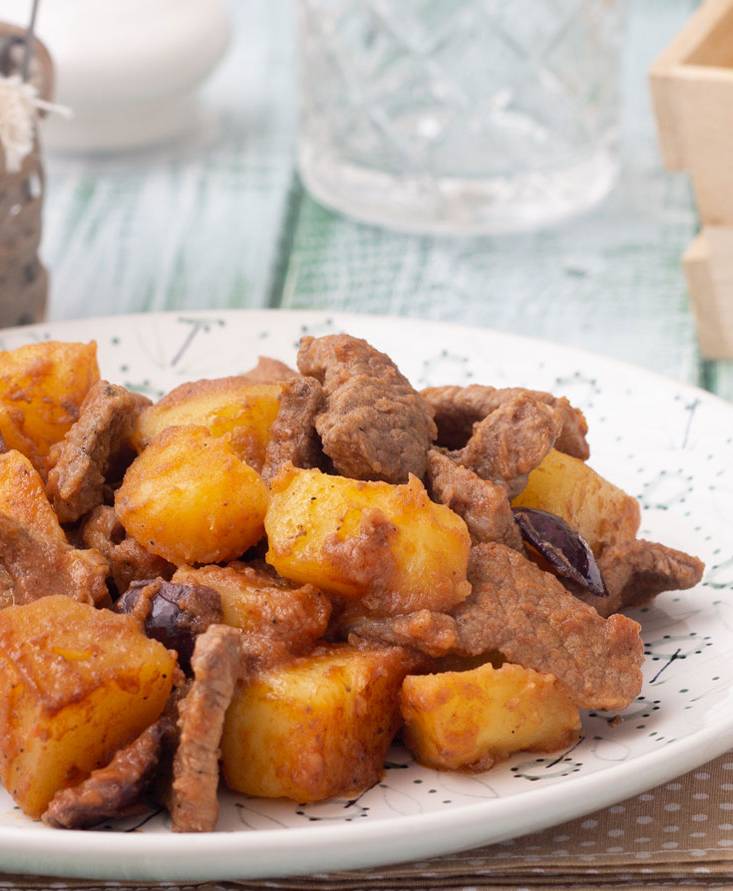 Straccetti di carne con patate e olive | Elena Laudicina | Pomi Italia